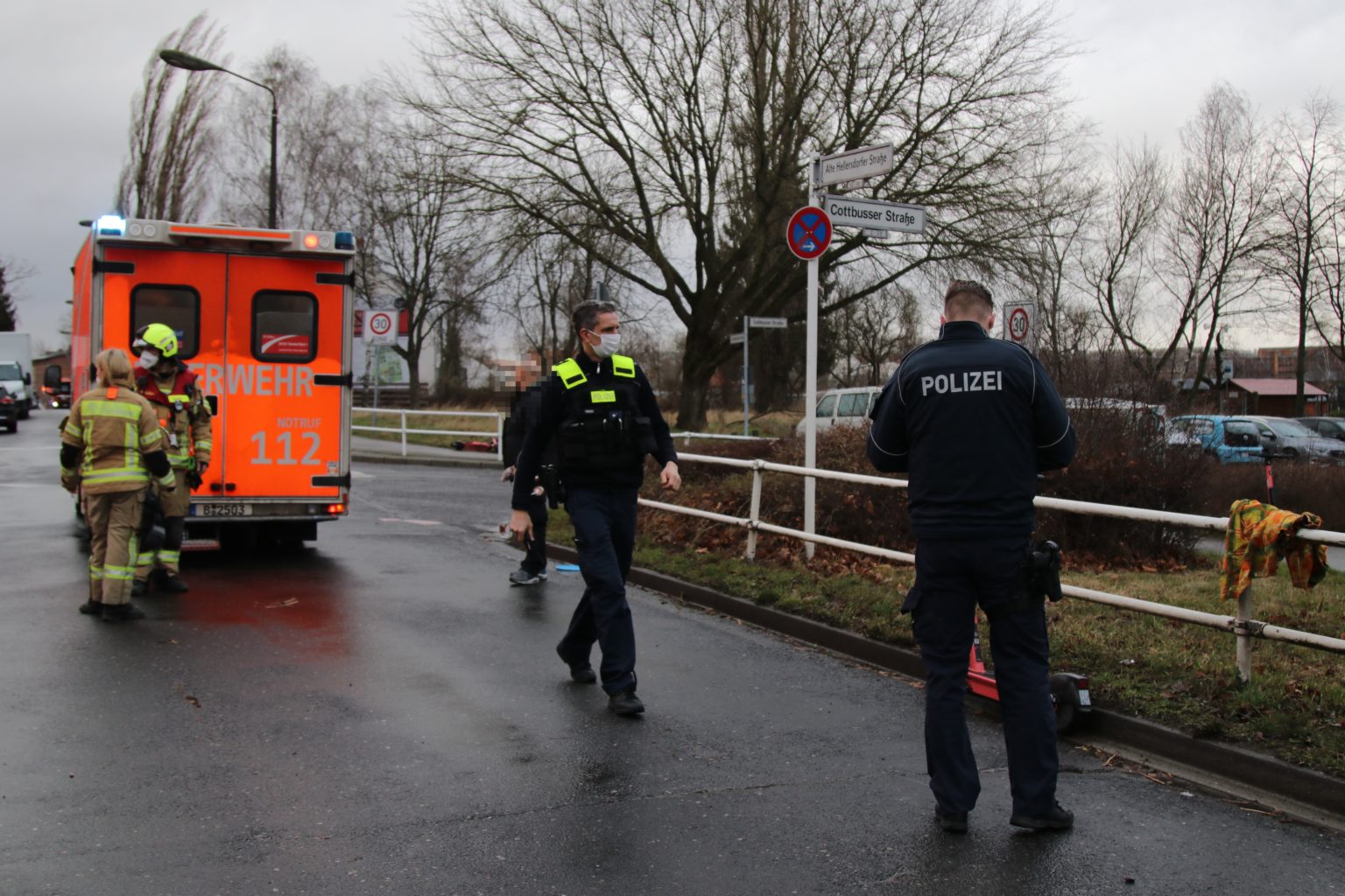 Fahrerin eines E-Roller von Auto erfasst – Berlin Doku