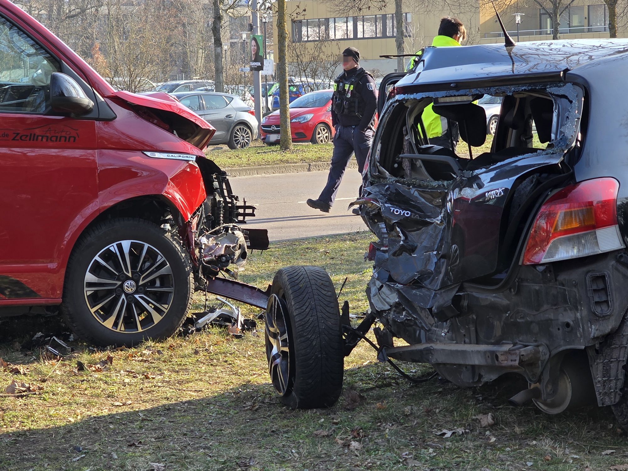 VW-Bus kracht in Biesdorf auf Toyota- vier verletzte Personen – Berlin Doku