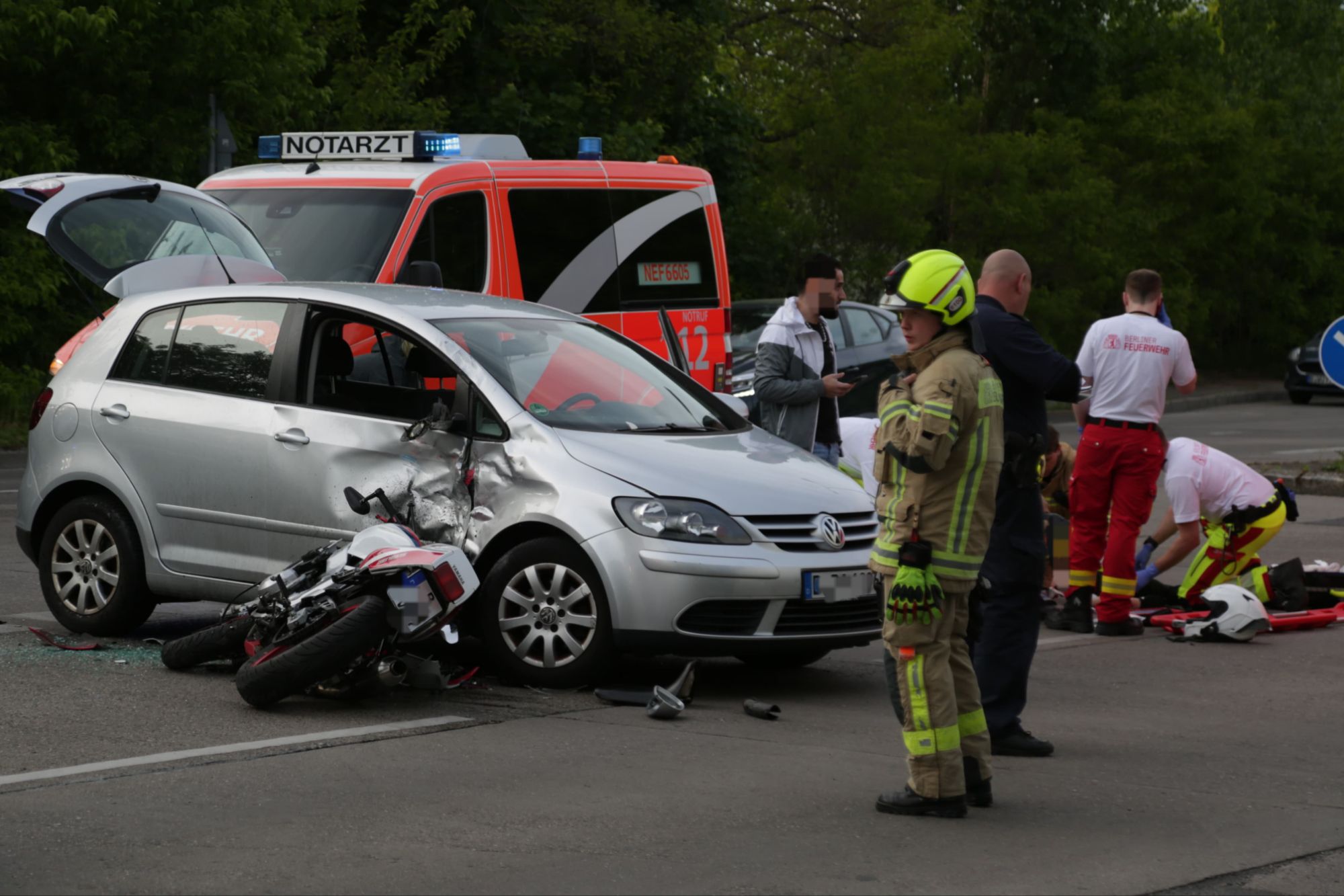 Schwerer Unfall in Marzahn: Motorradfahrer kracht in PKW – Berlin Doku